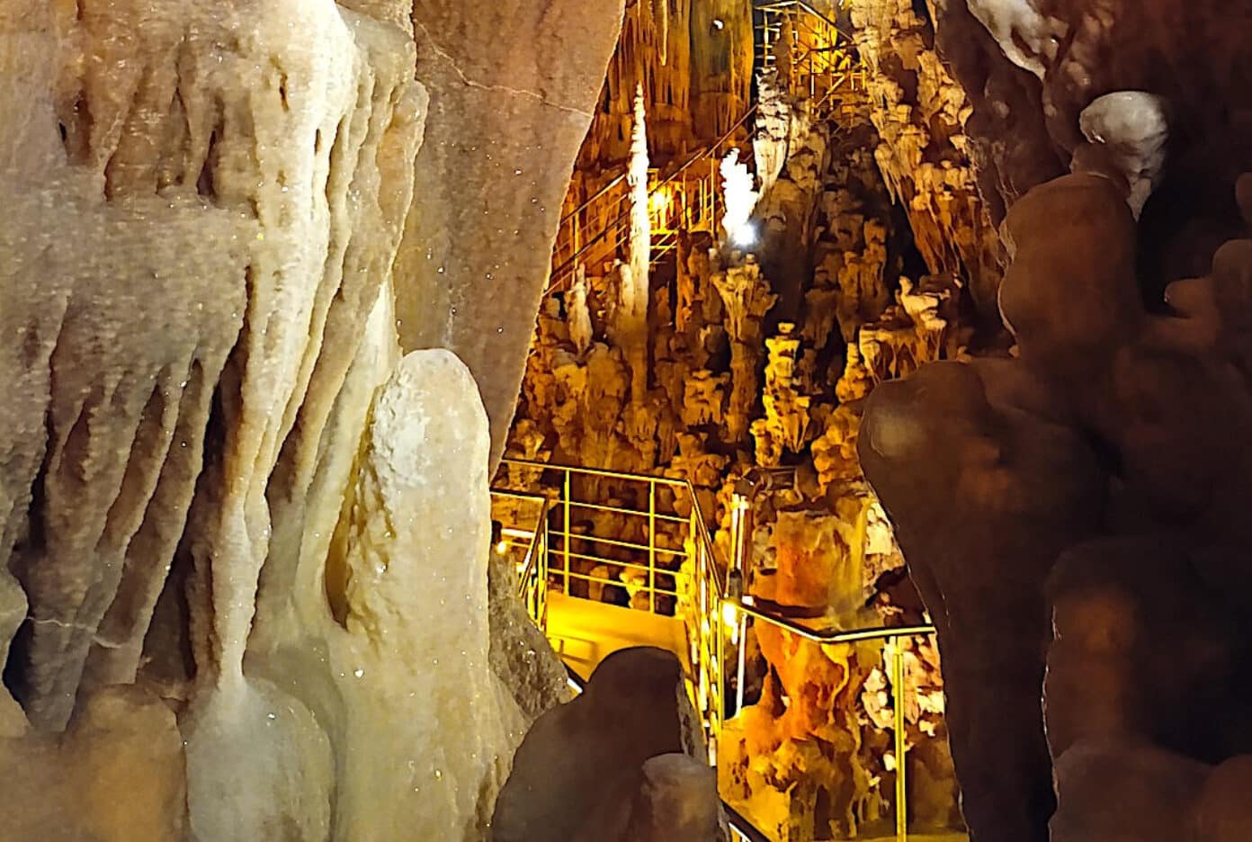 Kastania Cave: Greece's Breathtaking Geological Wonder - GreekReporter.com