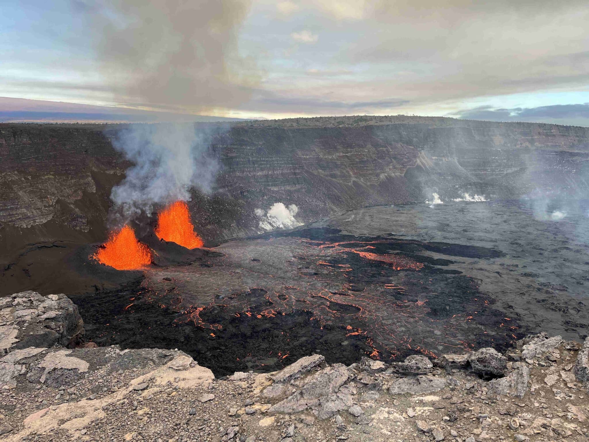 Hawaii’s Kilauea Volcano Erupts, Spewing Lava 330 Feet High - GreekReporter.com