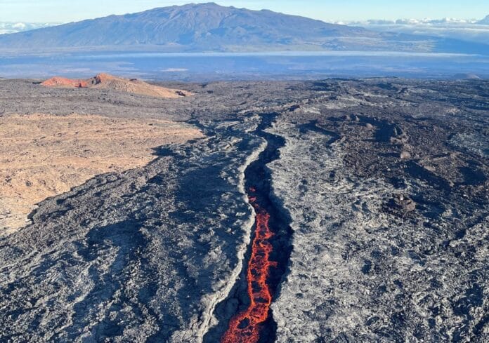 Hawaii’s Volcanoes Tap Two Different Earths Deep Below - GreekReporter.com